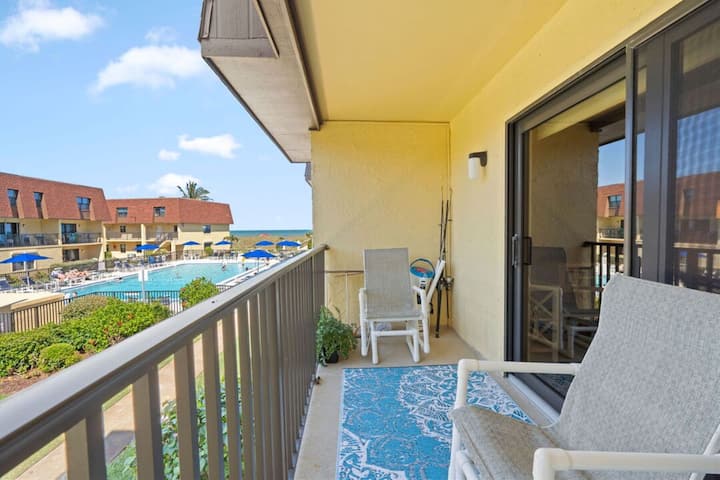 Cocoa Beach Condo W/ Balcony, Pool, & Beach Access - Cocoa Beach, FL