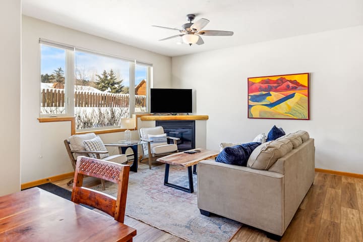 Big Sky Townhome | Fireplace + Hot Tub - Big Sky, MT