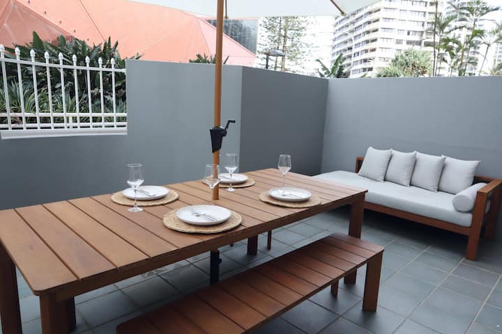Seaside Getaway Large Private Courtyard - Parking - Broadbeach