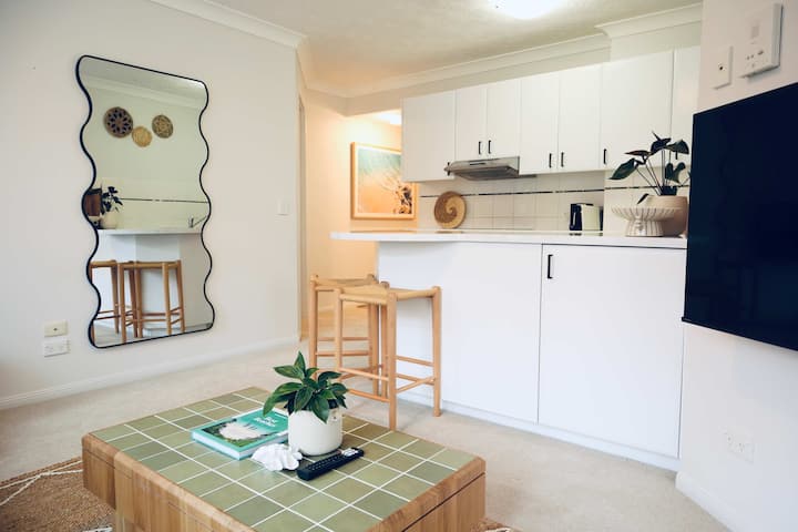 Seaside Getaway Large Private Courtyard - Parking - Surfers Paradise