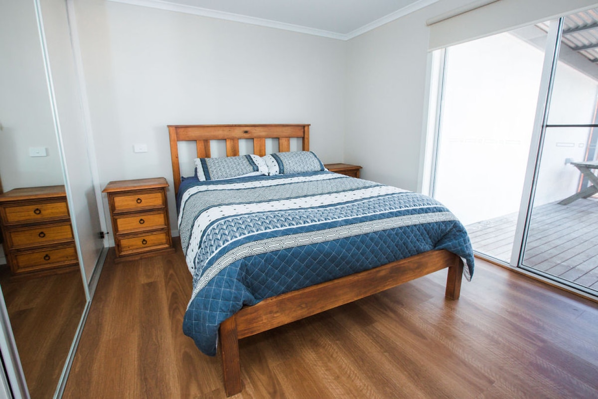 Shell Museum - walking distance to beach - Houses for Rent in Apollo ...