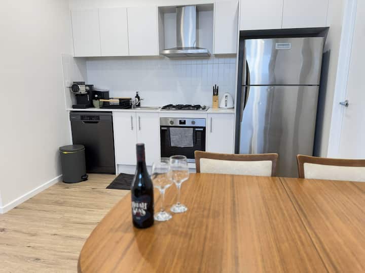 Cozy Family Escape For 8 | New Build Menangle Park - Sydney