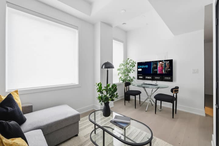 Stylish Parkdale Apt | 55" Tv With Free Parking! - Toronto