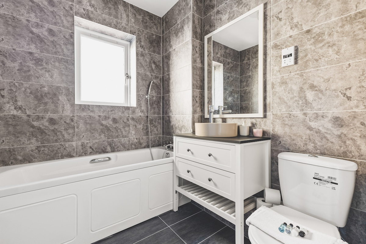 Beautiful 4BR Townhouse | Northolt | Free Parking - Townhouses for Rent ...