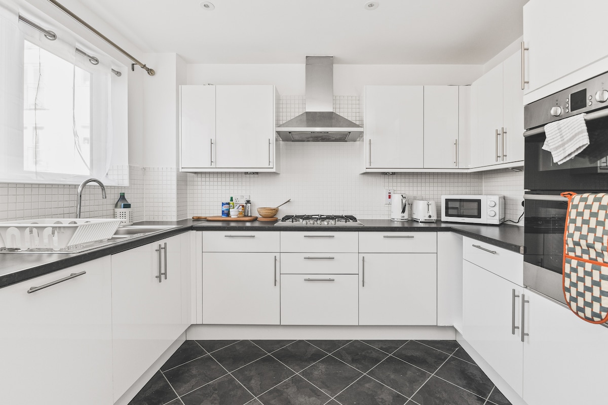 Beautiful 4BR Townhouse | Northolt | Free Parking - Townhouses for Rent ...