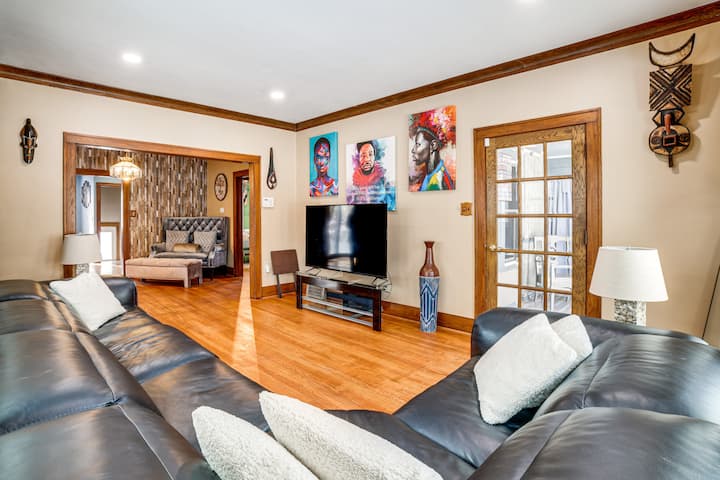 Private Hot Tub & Patio! Chicagoland Extended Stay - Thornton, IL