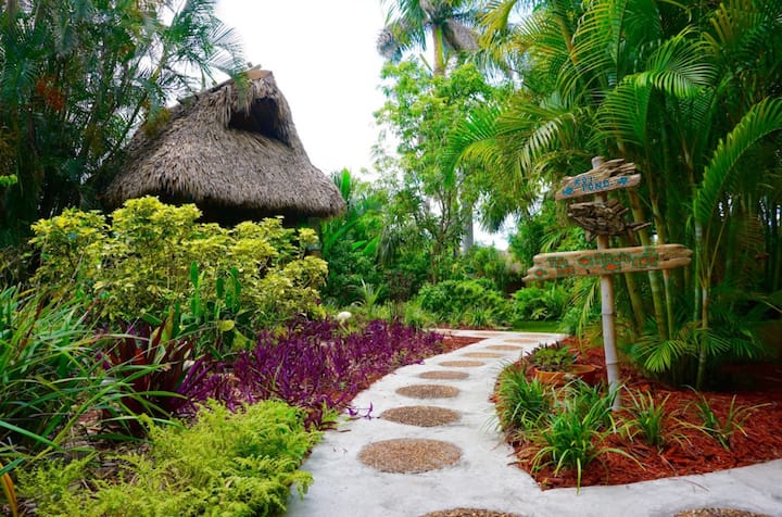 Beach Walk 2br W/ Waterfall Pool - Pompano Beach, FL