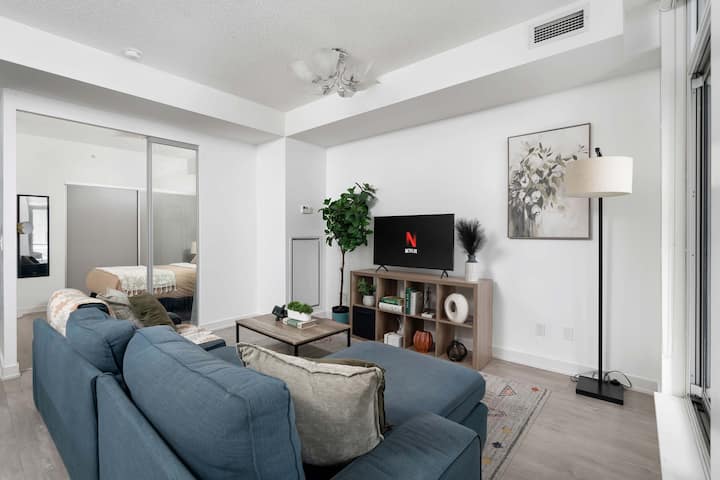 Prime Location For Downtown Nightlife! - Toronto