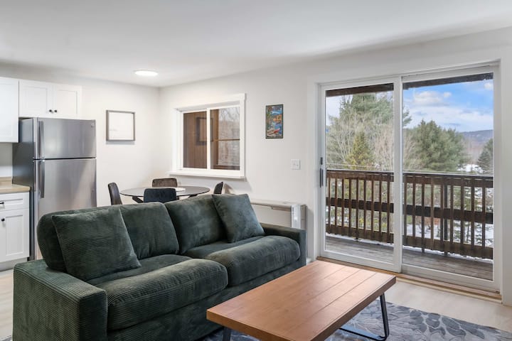 Stowe Mountain View Apartment: 2br, Balcony, Steps - Stowe, VT
