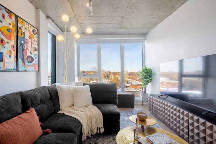 Modern Montreal Retreat With Parking - Montreal