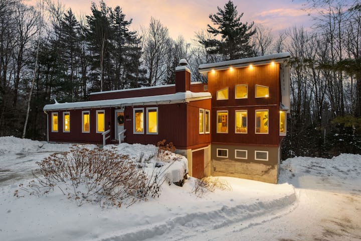 Bear Den: Hot Tub + Secluded | Sleeps 8 | Modern - Vermont