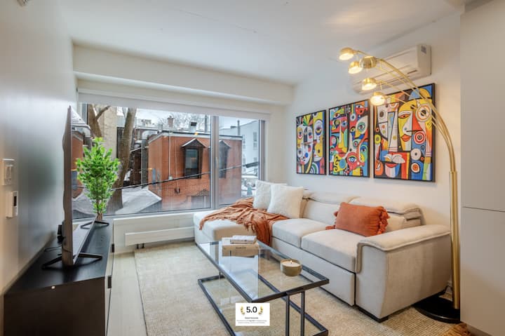 Urban Comfort Suite | Ev Charger + Rooftop - Montreal