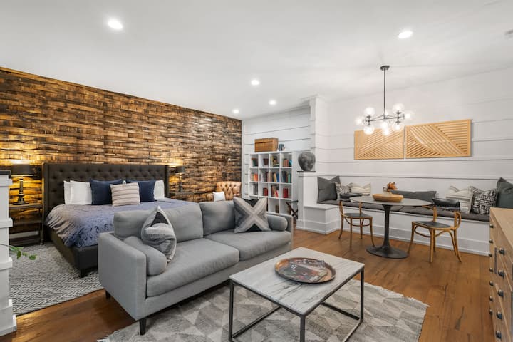 Retreat In The Corner Of The Bourbon - Louisville