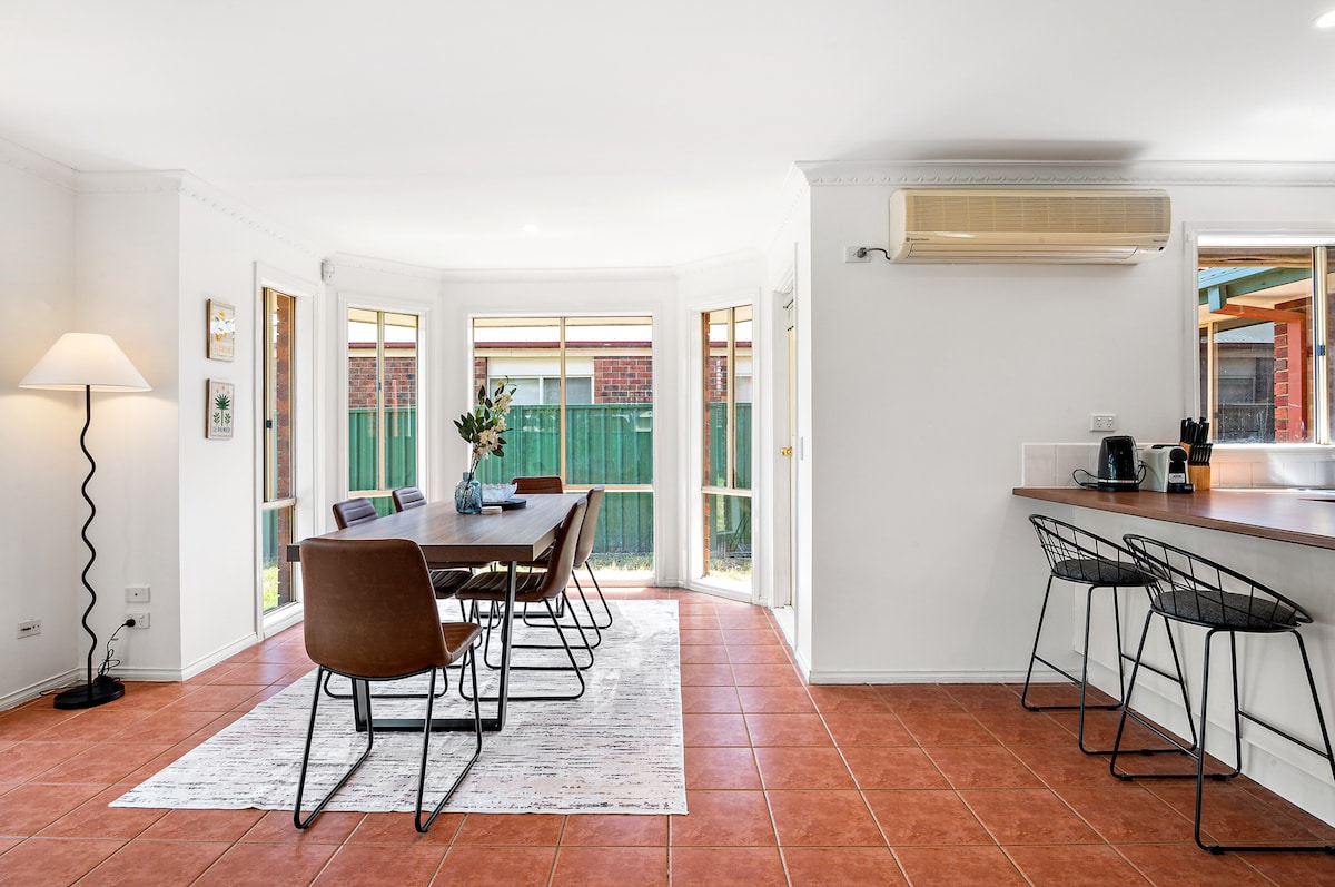 Comfortable Family Stay in Caroline Springs - Houses for Rent in ...