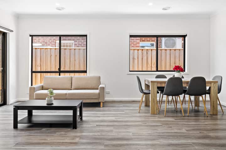 Spacious 4-bed Home With Private Outdoor Area - Melton