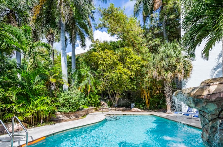 Ocean Stroll: 2br + Waterfall Pool - Pompano Beach, FL