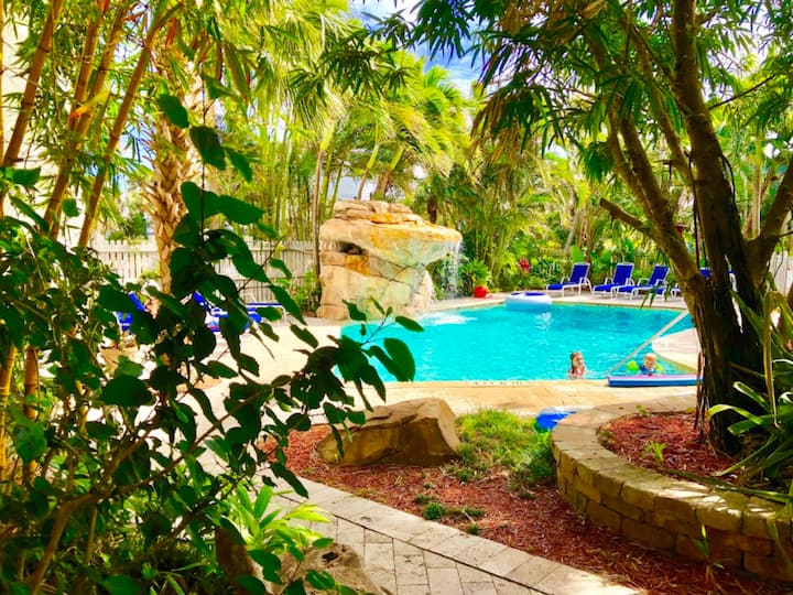 Ocean Stroll: 2br + Waterfall Pool - Pompano Beach, FL