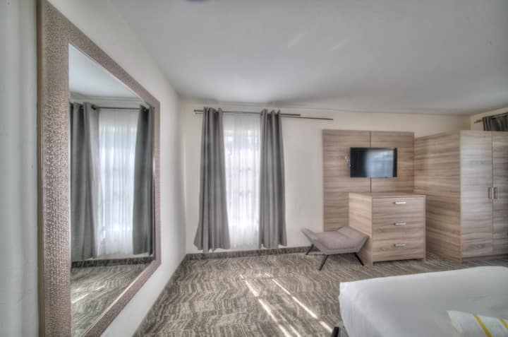 Live Like Local: Beach 2br W/pool - Pompano Beach, FL