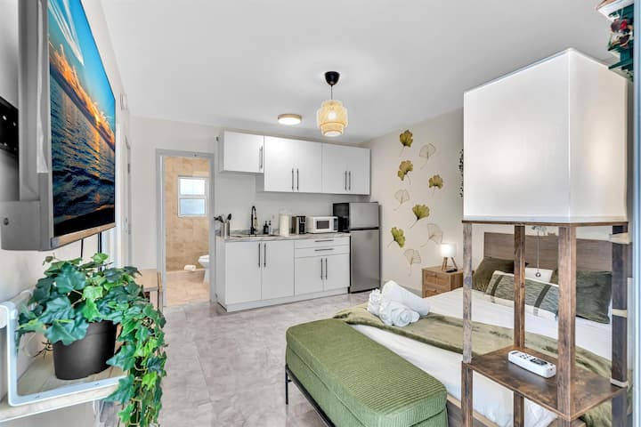 Santorini Blu |Stylish Coastal Studio On The Beach - Hollywood, FL