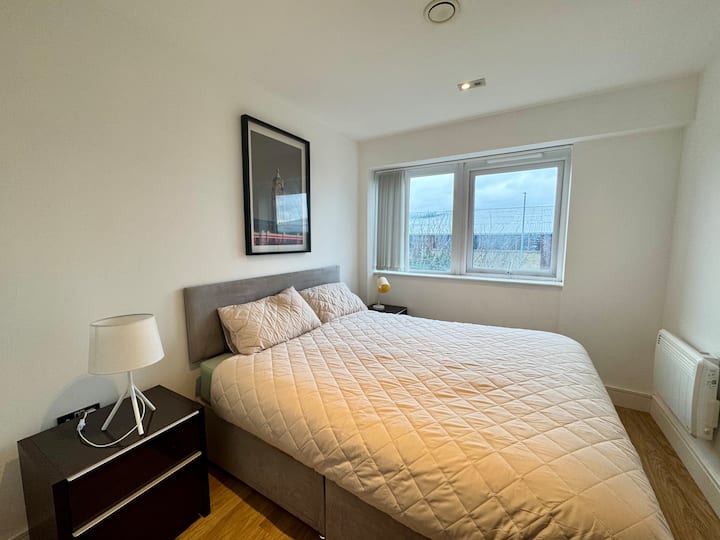 Luton Airport Transit Hub: Stylish 1-bed Apartment - Luton