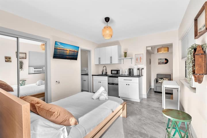 Santorini Blu | Chic Beach Studio Steps To Ocean - Hollywood, FL