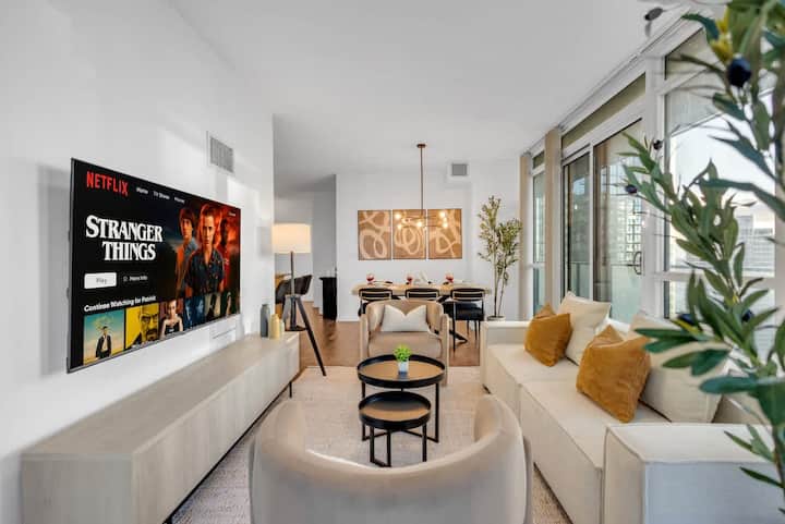 Bright Modern Space & Prime Location Views - Newmarket