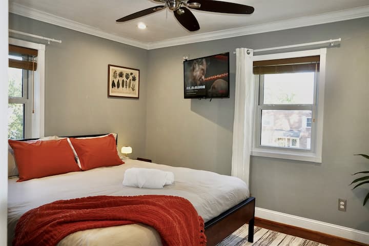 Spacious Home Minutes To Dc | Pool Table & Parking - Arlington, VA
