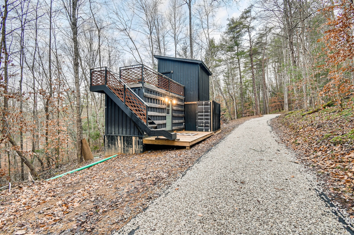 Cabane isolée de la gorge de la rivière Rouge avec terrasse sur le toit ...