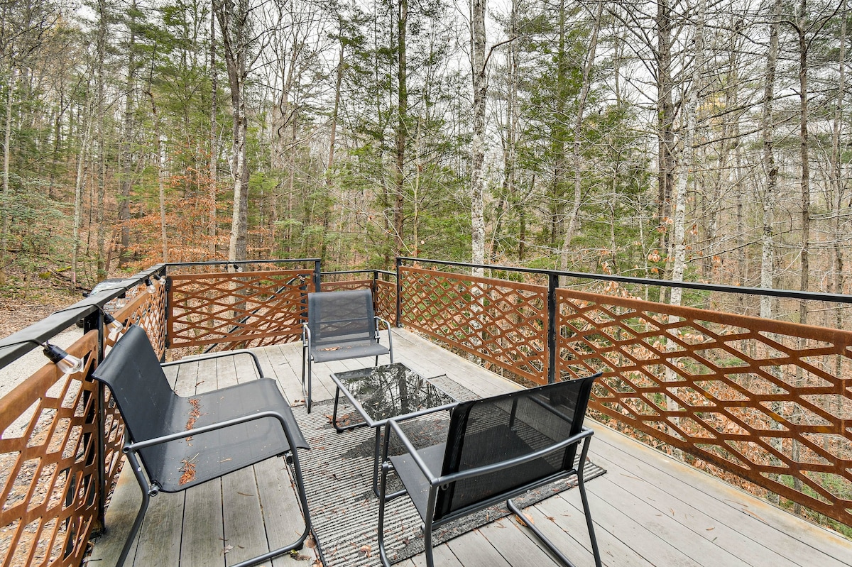Cabane isolée de la gorge de la rivière Rouge avec terrasse sur le toit ...