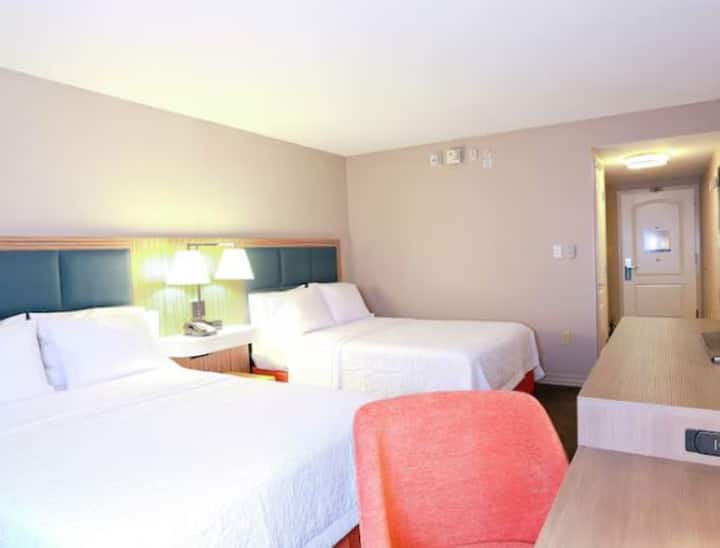 2 Spacious 2 Queen Bed Rooms Each W/ Breakfast - Wesley Chapel, FL