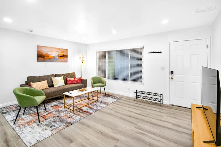 Modern 2br Stay + Parking + Near Shops #Travelsgv - Alhambra, CA