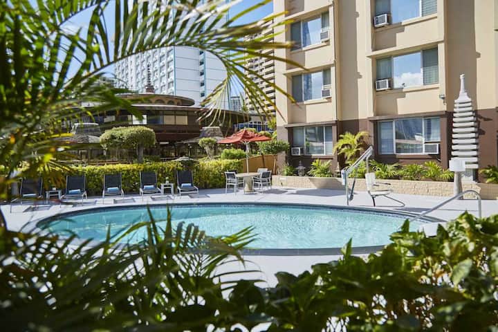 Close To Ala Moana Beach + Pool. Koi Pond. Dining. - Honolulu, HI
