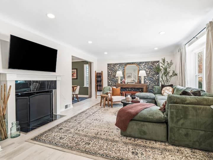 Pool Table|record Player|games|sleeps 8 - Cleveland Heights, OH
