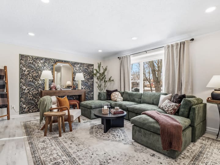 Pool Table|record Player|games|sleeps 8 - Cleveland Heights, OH