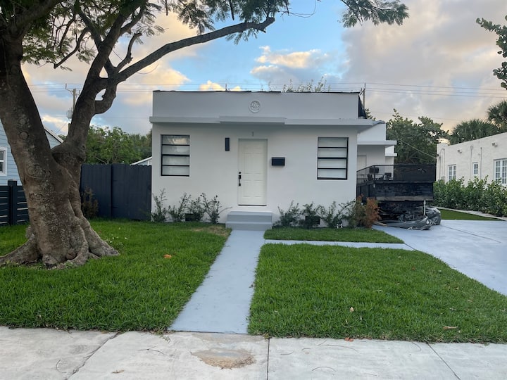 Transit-friendly Flamingo Park Estate! Sleeps 16! - West Palm Beach, FL