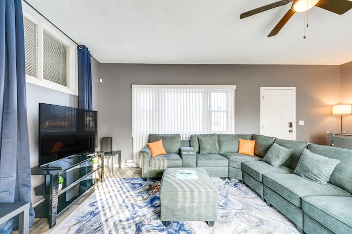 Game, Stay & Play: Family Home In Westland! - Westland, MI