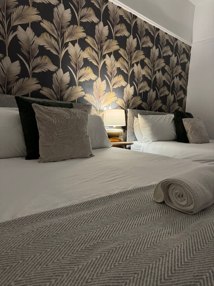 Br1 Triple Bed Room - 2 Double Bed - 1 Single Bed - Solihull