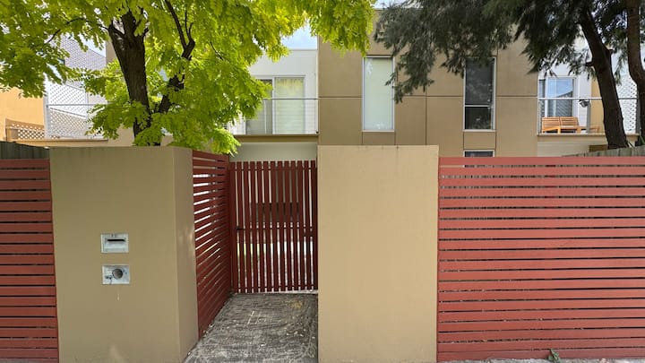 Two Bedroom Townhouse At Box Hill Centre - Forest Hill