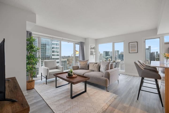 Urban Cool – Stylish Condo With Dundas Square View - Toronto