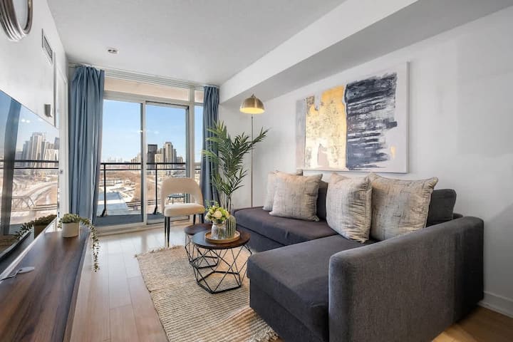 Bright & Bold City Living + 1 Free Parking - Toronto