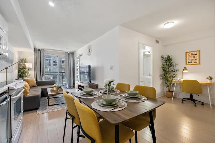 Sleek Condo With Waterfront Views & 1 Free Parking - Toronto