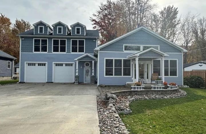 Eriesistable Escape | Lake Views + Hot Tub - Geneva, OH