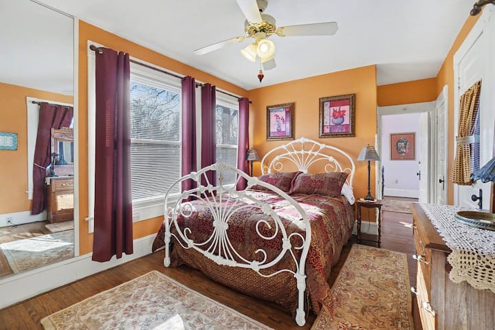 Daisies N Daffodils @ The Manheim Manor Bnb - Lititz, PA