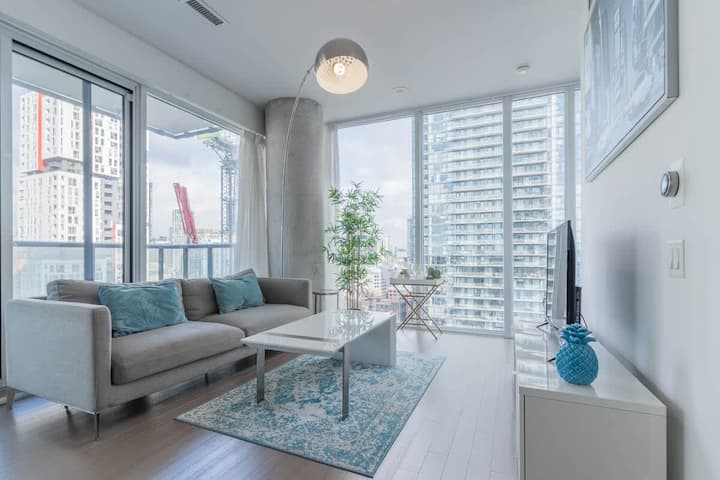 Chic & Vibrant Corner Condo + 1 Free Parking - Toronto