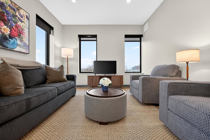 Across From Clinic | 2 Bed/2 Bath | Free Garage - Cleveland