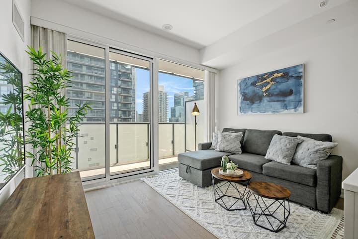 Vibrant Downtown Condo With Spectacular City Views - Toronto