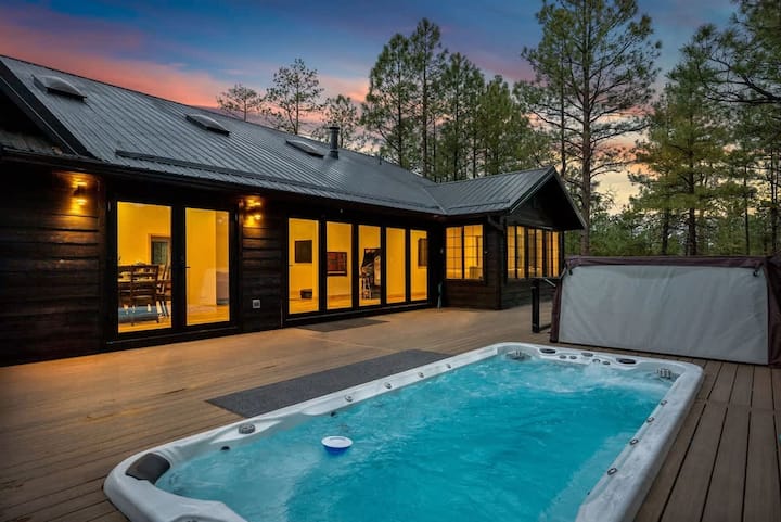 Stylish Lodge, Fire Pit, Hot Tub & Forest Views - Pinetop-Lakeside, AZ