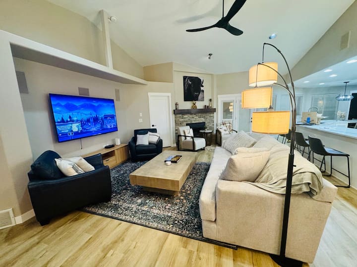 Sleeps 12 - Spacious Greeley Home + Bbq & Patio - Greeley, CO