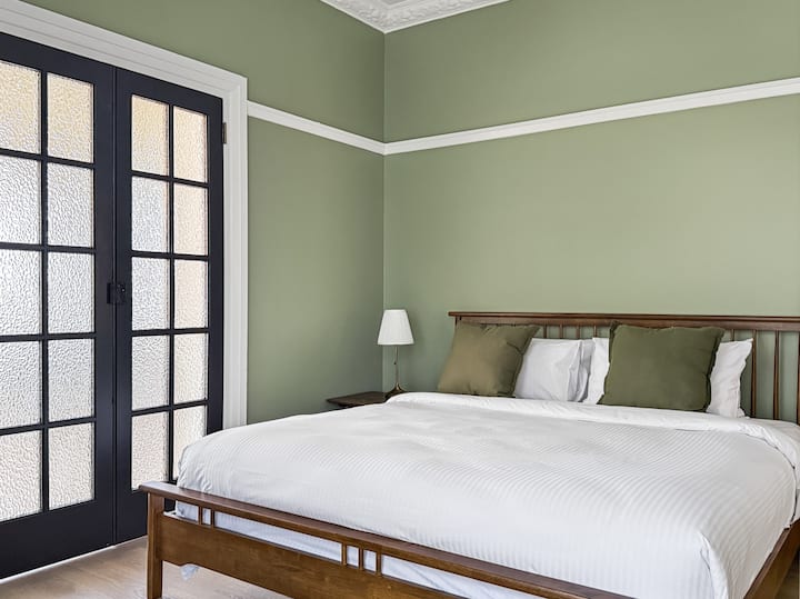 The Edward: Manor Suite. 100m2, 3 Bedroom - North Sydney