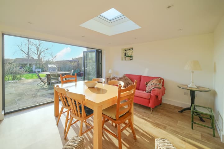 Charming Barn Conversion, Idyllic Somerset Village - Crewkerne